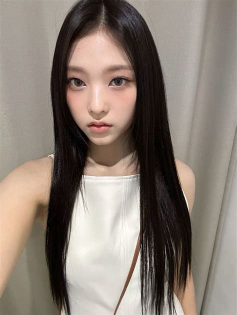 Haerin Phoning Update In 2024 Kpop Girls Cats Meow Girl