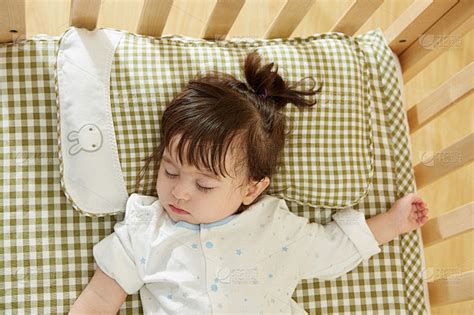 美丽的小女孩在孩子们的床上睡着了