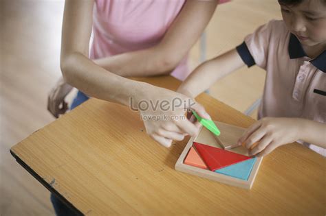 The Male And The Female Teachers Play The Building Blocks Togeth Picture And HD Photos Free