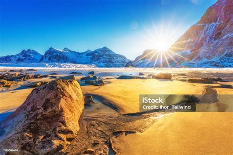 Skagsanden 해변 로 포 텐 제도 군도의 놀라운 자연 경관 Skagsanden 해변은 북극 서핑을 즐기기에 가장 인기 있는 장소입니다 노르웨이 스칸디나비아 유럽