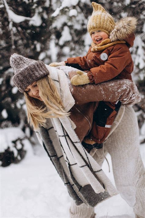 Зимний лес идея для фотосесии мама сын зимняя фотосесиия Зимние детские фотографии Зимняя