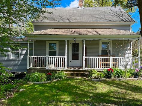 14 Wood St Hopkinton Ma 01748 Mls 73112525 Zillow