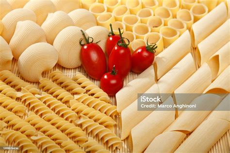 이탈리아 파스타 전형적인 정물 구성 재료 소스를 곁들인 스파게티 0명에 대한 스톡 사진 및 기타 이미지 0명 건강한 식생활 고추류 Istock