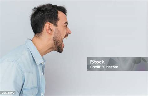 감정적인 미친 세련 된 젊은 남성 비명의 측면 보기 초상화 소리와 분노 부정적인 감정 흰색 배경 위에 절연 표현 강조 되 고