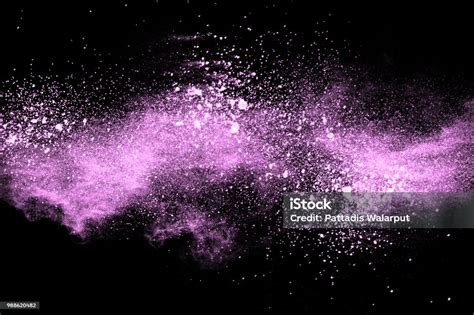 검은 배경에 초록 핑크 먼지 폭발입니다 추상 분홍색 가루 검은 배경 핑크 파우더 스플래시의 동결 움직임에 산 산 조각 가리기에 대한 스톡 사진 및 기타 이미지 Istock