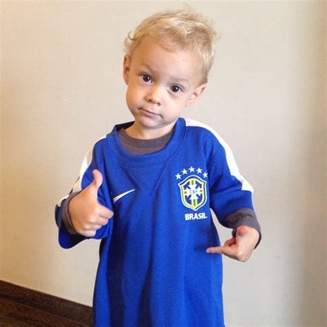 O Estilo Do Pai Filho De Neymar Posa Para Foto Camisa Do