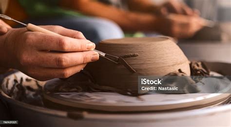 Pembuat Tembikar Pemangkasan Tanah Liat Dibentuk Pada Roda Tembikar