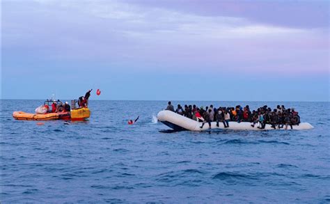 Migranti Sbarchi Senza Sosta A Lampedusa Oltre 800 Sullisola In 48