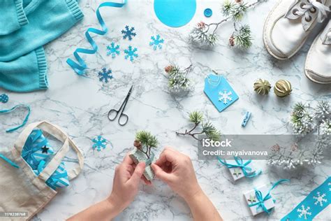 겨울 다양한 겨울 공예 용품 크리스마스 트리 나뭇 가지와 손 장식 선물 상자와 창조적 인 평면 누워 12월에 대한 스톡 사진 및 기타 이미지 Istock