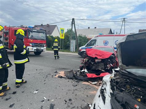 Groźny wypadek pod Tarnowem W Woli Rzędzińskiej zderzyły się dwa