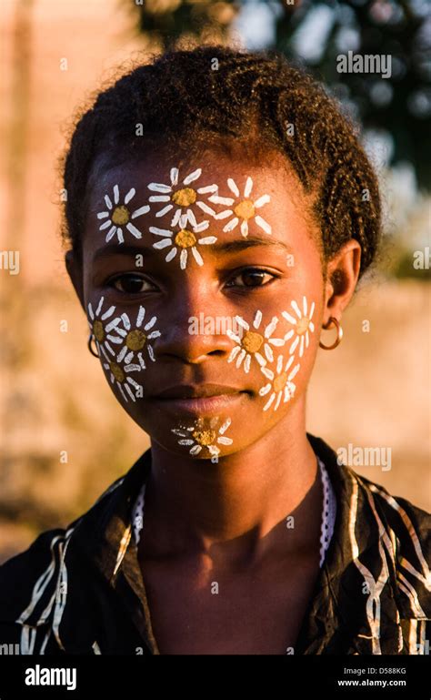 Portrait De Femme Malgache Typique Avec Le Masque De L Ethnie SAKALAVA