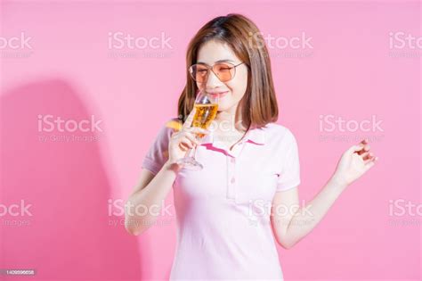 ピンクの背景にポーズをとっているアジアの若い女の子の写真 カットアウトのストックフォトや画像を多数ご用意 カットアウト ワイングラス