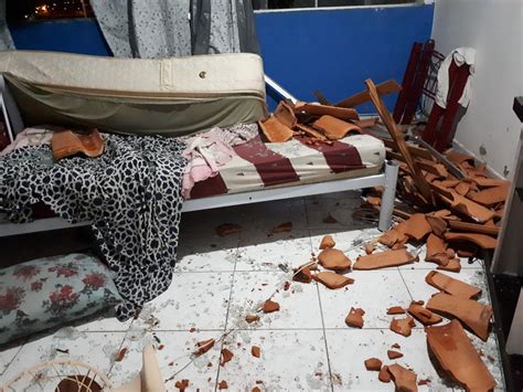 Chuva E Vento Derrubam árvores E Destelham Casas Em São José Vale Do