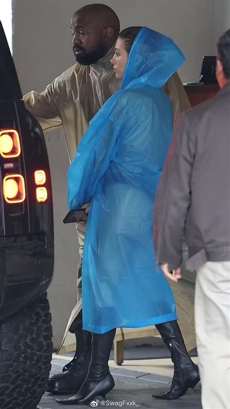今日份kanye West和妻子bianca Censori出街造型！雨衣穿搭！