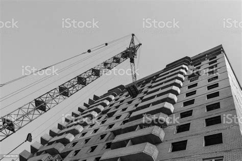 진행 중인 건설입니다 주거 Multistorey 건물입니다 하우스와 크레인입니다 흑백 이미지 0명에 대한 스톡 사진 및 기타