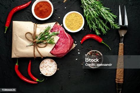 정육점에서 고기 종이에 싸여 콘크리트 검정색 배경에 쇠고기 조각 고기에 대한 스톡 사진 및 기타 이미지 고기 눈 신체 부분 로즈마리 Istock