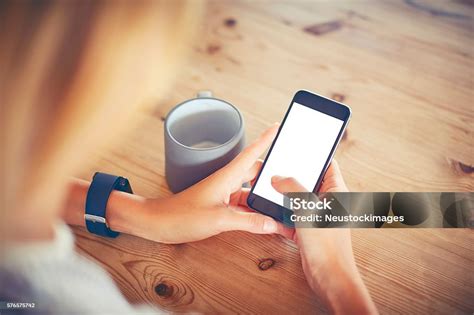 테이블에서 빈 화면으로 스마트 폰을 사용하는 여성 어깨너머 촬영에 대한 스톡 사진 및 기타 이미지 어깨너머 촬영 여자 한