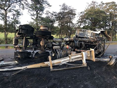 Caminhão Carregado Com Gás De Cozinha Tomba E Cabine Pega Fogo Na