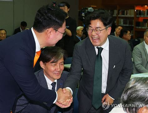 악수하는 박찬대 천하람 연합뉴스