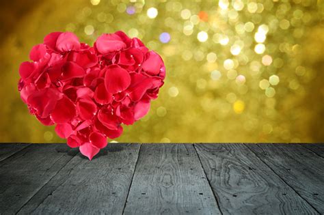 보케와 나무 갑판 테이블에 장미 꽃잎으로 만든 심장 모양발렌타인 조성 개념 기호에 대한 스톡 사진 및 기타 이미지 개념 기호 꽃잎 널판지 Istock