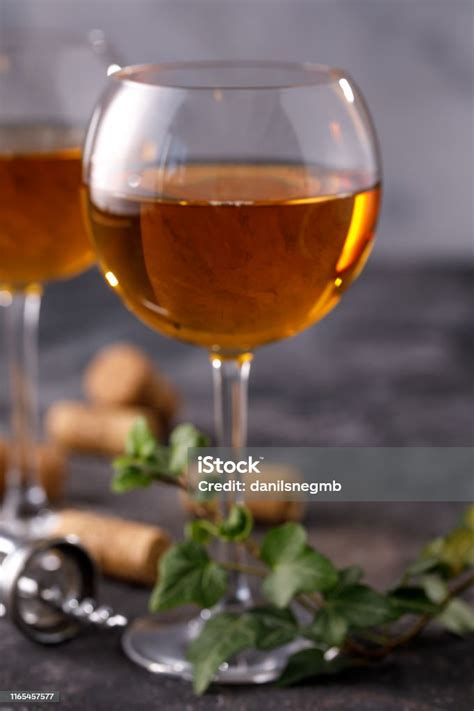 텍스처 배경에 화이트 와인두 잔 공간을 복사합니다 텍스트에 배치합니다 가을에 대한 스톡 사진 및 기타 이미지 가을 개념 건조한 Istock