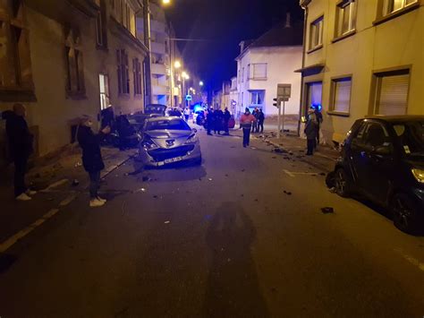 Photos Accident à Forbach deux voitures pulvérisées et cinq véhicules en stationnement endommagés