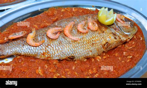 Sauce tomate poisson Banque de photographies et dimages à haute résolution Alamy