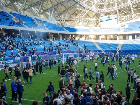 Premium Photo People Ran Out Onto The Football Field Fans On The Lawn
