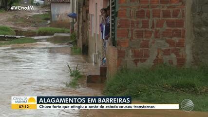 Chuva Deixa Ruas Alagadas No Interior Da Bahia E Moradores Usam Bote No