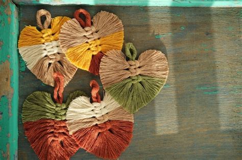 Macramé De Hojas Realizado Con Hilos De Colores Sobre Suelo De Madera