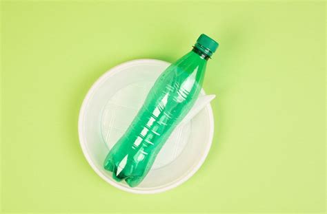Single Use Plastic Objects On Green Background Creative Commons Bilder