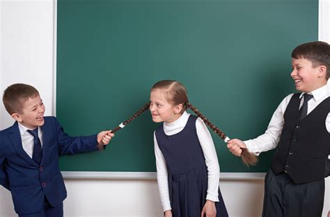 어린이 놀이 재미 소년 당겨 여자 머리 띠 빈 학교 칠판 배경 클래식 블랙 정장 그룹 학생 교육 개념 입고 근처 땋은 머리에