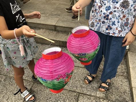 お盆のお墓参りです。この辺りは提灯を持って迎え盆に行きます 三州瓦の神清 愛知で創業150年超。地震や台風に強い防災瓦・軽量瓦・天窓・雨漏