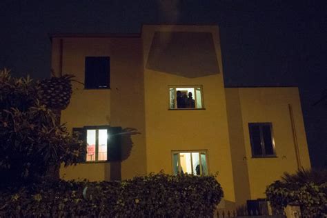 Roma Petardi Contro Un Centro Di Accoglienza Gli Immigrati Protestano