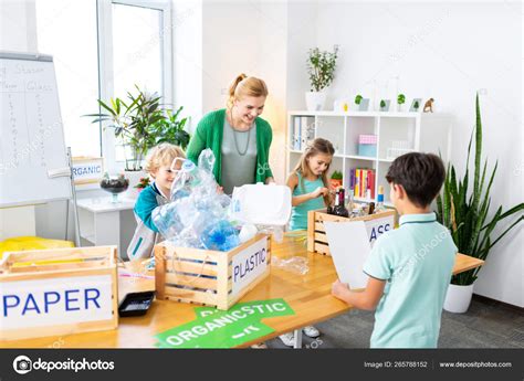Beaming Teacher Feeling Good Seeing Her Pupils Sorting Litter — Stock