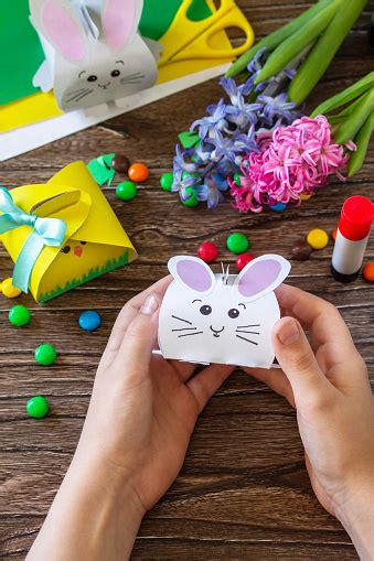 아이는 부활절 토끼와 부활절 병아리와 과자를 포장하기위한 상자를 보유하고 있습니다 Handmade 어린이의 창의력 수공예품