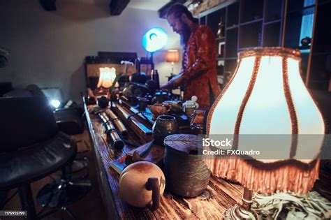 나무 인테리어와 어두운 방에서 천연 차를 만드는 기모노에 코 카 카 서 스 마스터 전통 건강 조화 중국 다도 건강한 생활방식에