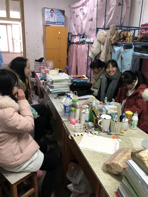 外国语学院老师新学期走访学生寝室 湖北工程学院外国语学院欢迎你