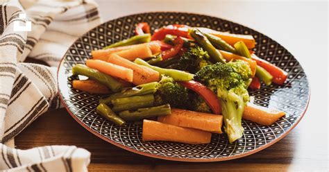 테이블 위에 브로콜리와 당근 한 접시 사진 Unsplash의 무료 건전하다 이미지