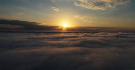 경외심을 불러일으키는 경치 고요한 골든 아워 광활한 구름 구름 경치 구름 담요 끝없는 하늘 널찍한 높은 경치