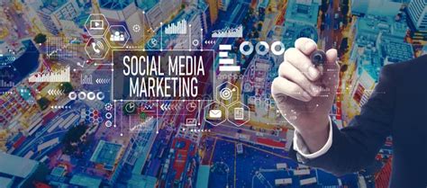 Tema De Marketing En Medios Sociales Con Empresario En La Ciudad Por La
