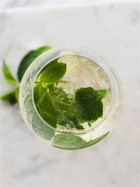 Hugo Spritz Light Elderflower Prosecco Cocktail
