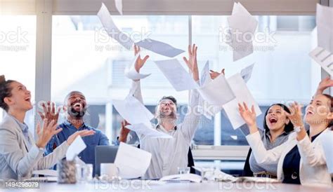 문서 승자 및 비즈니스 팀이 회의실 회의 중에 종이를 공중에 던지는 성공 팀워크 와우 그리고 사무실에서 함께 목표나 목표를 축하하는 사람들 20 24세에 대한 스톡 사진 및