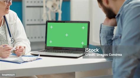 검진 방문 시 그린스크린이 있는 노트북을 사용하는 청년 및 의료진 의사에 대한 스톡 사진 및 기타 이미지 의사 컴퓨터 2명 Istock