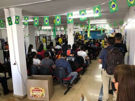 Desempregados buscam oportunidades carteira assinada em feirão