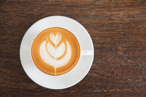 커피 컵 라 떼 아트 커피가 게에서 나무 테이블 배경에 난로 모양 거품 최고 전망 꼭대기에 대한 스톡 사진 및 기타 이미지 꼭대기 커피잔 갈색 Istock