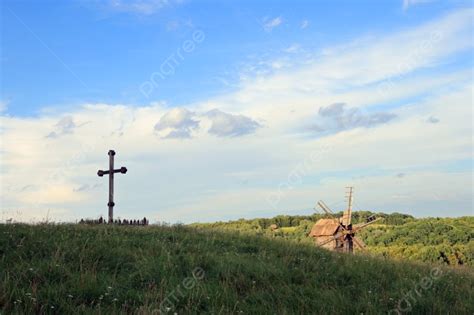 풀이 무성한 언덕에 있는 기독교 나무 십자가숲 식민지와 풍차 너머 사진 배경 및 무료 다운로드를위한 그림 Pngtree