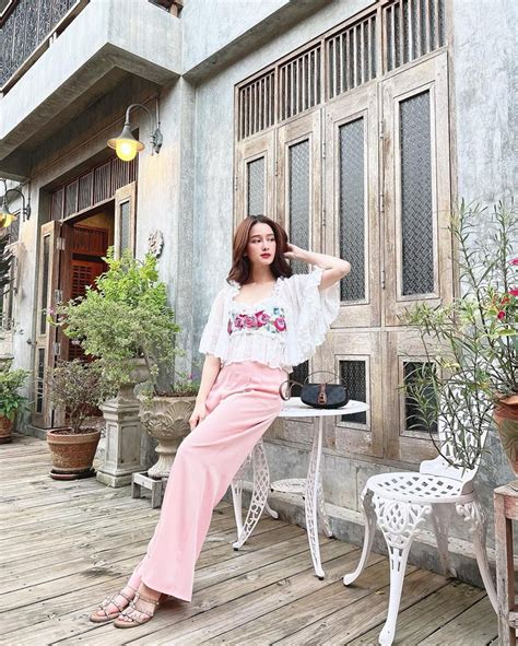 โม อมีนา ในชุดเดรสเจ้าสาวสีขาวเปิดไหล่ สวย ออร่าฟุ้ง