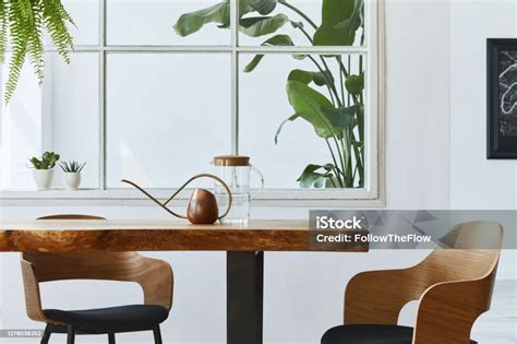 디자인 공예 나무 테이블 의자 식물 창 포스터지도 와 현대적인 가정 장식의 우아한 액세서리와 식당의 세련되고 식물 인테리어 템플릿 0명에 대한 스톡 사진 및 기타 이미지