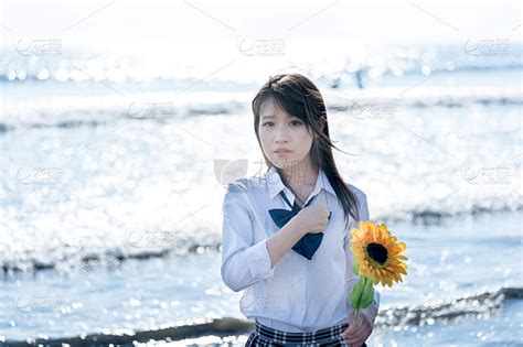 海滩上的女学生